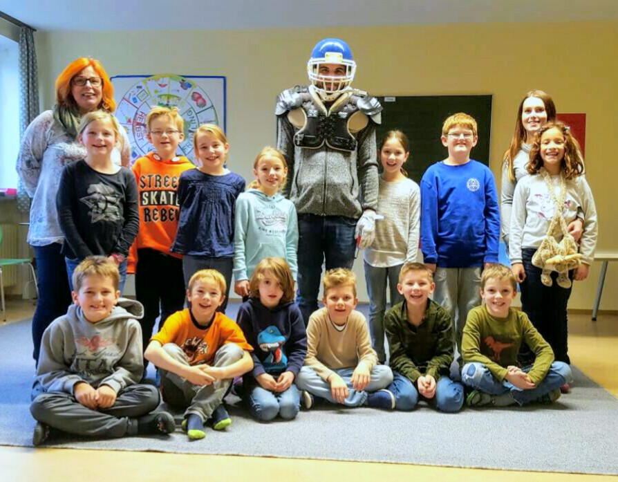 Ein Spieler der ’Regensburger Royals‘ besucht die OGS Haselbach - Grund ...